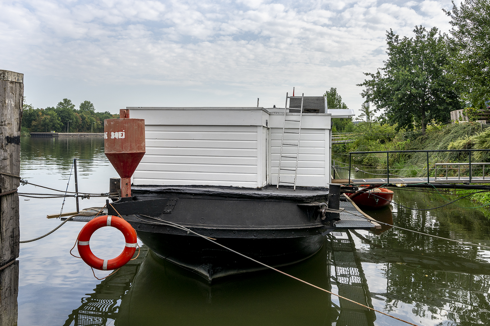 04 · Woonboot te Koop · Woonboot Verkopen · Woonboot Makelaar AWN