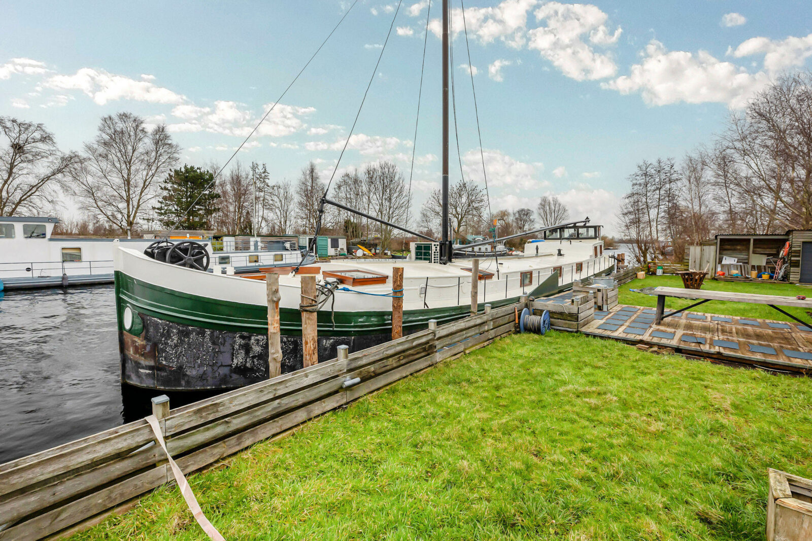 Recent geheel verbouwd woonschip zonder ligplaats. · Woonboot te Koop ...