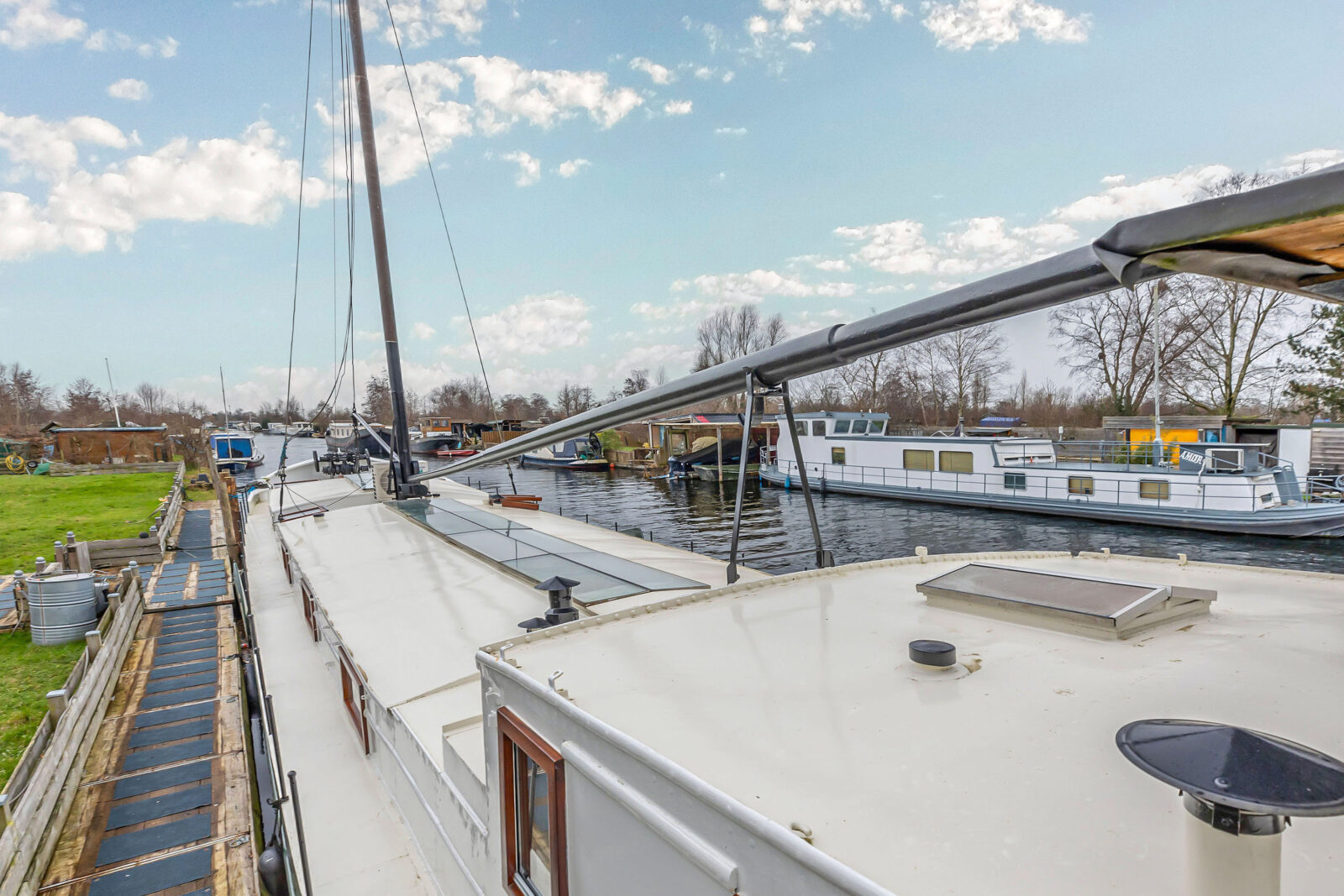 Recent geheel verbouwd woonschip zonder ligplaats. · Woonboot te Koop ...